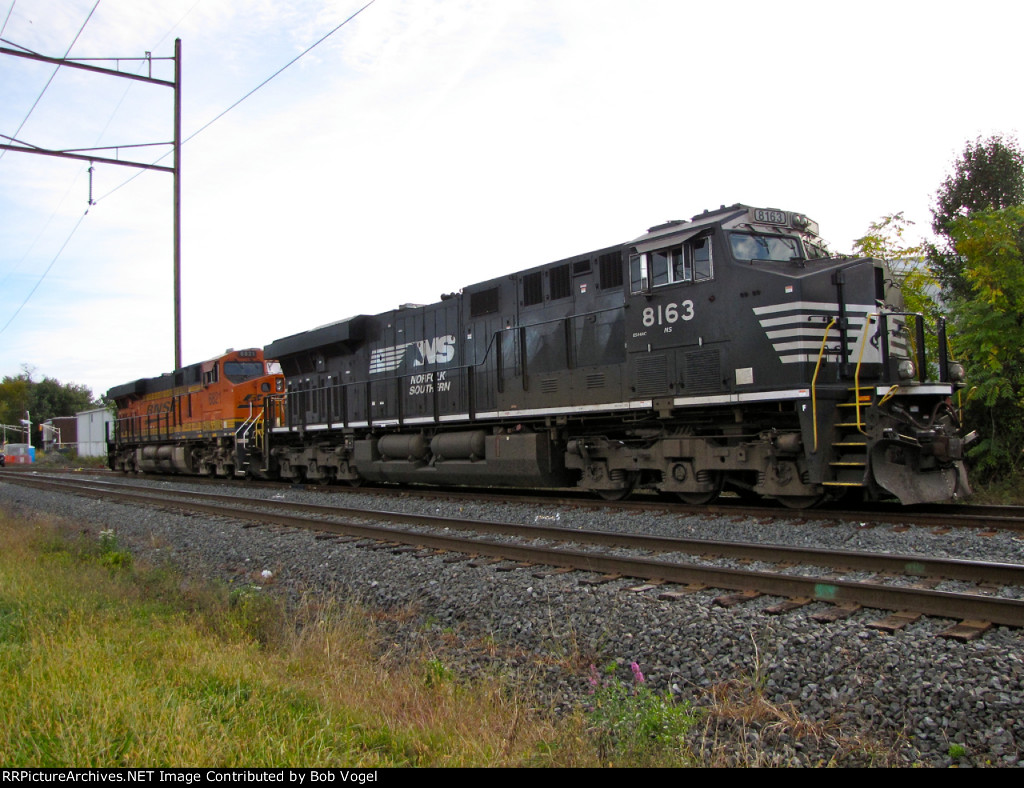 NS 8163 and BNSF 6821